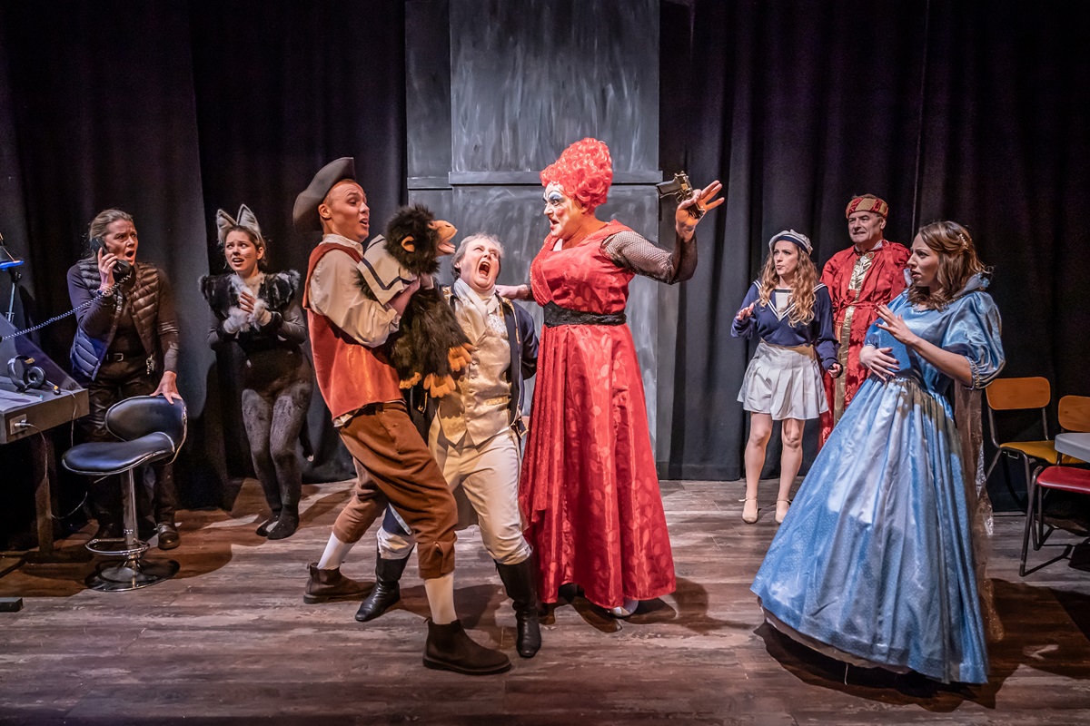 Look Behind You - Theatre at the Tabard - North West End UK